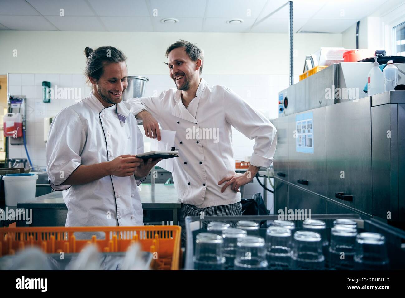 Male chefs hi-res stock photography and images - Alamy
