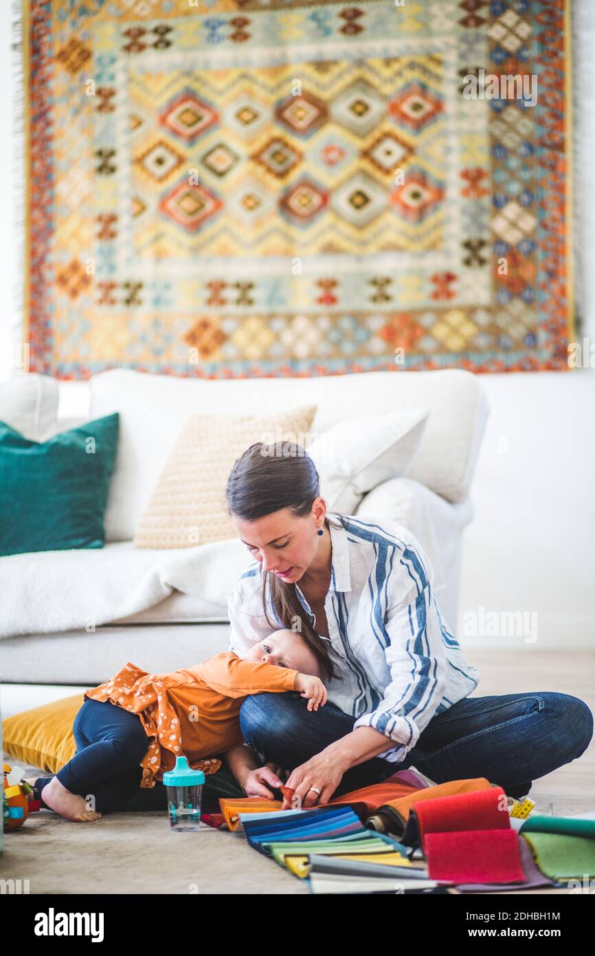 Working lying down hi-res stock photography and images - Alamy