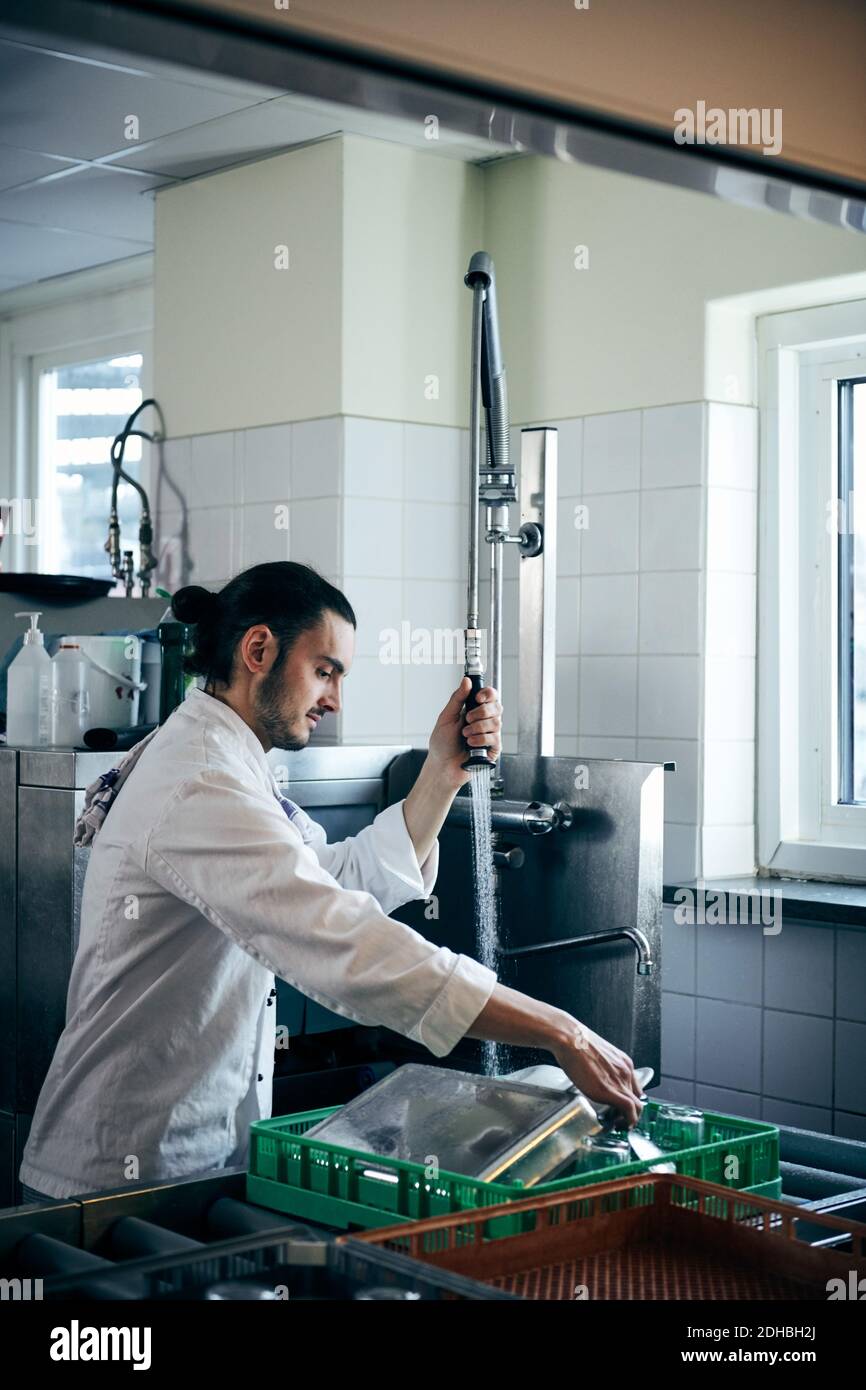 Washing dishes restaurant hi-res stock photography and images - Alamy