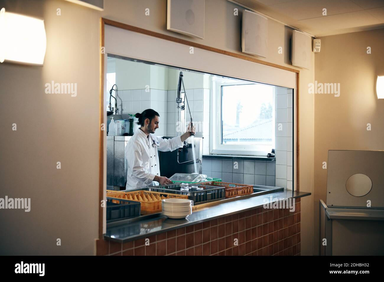 Restaurant kitchen through window hi-res stock photography and images ...