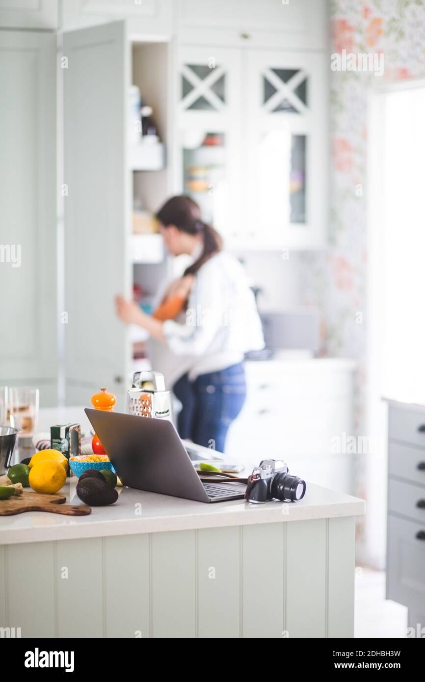 Working mother home family hi-res stock photography and images - Alamy