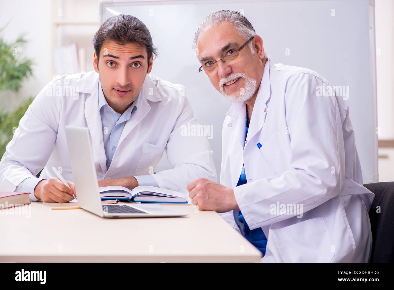 Male teaching assistant hi-res stock photography and images - Alamy