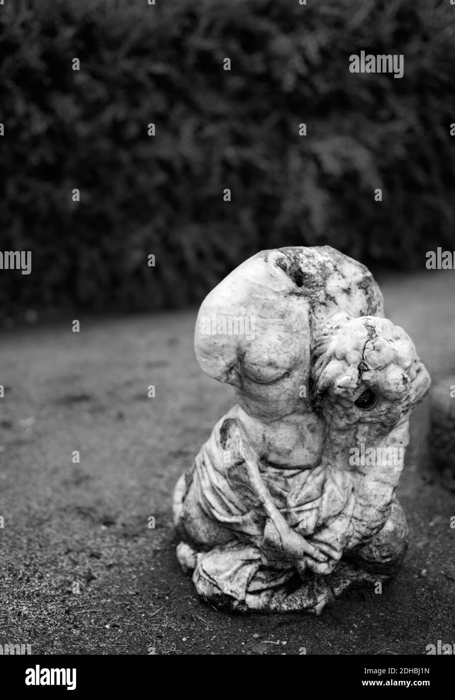 Broken statue hi-res stock photography and images - Alamy