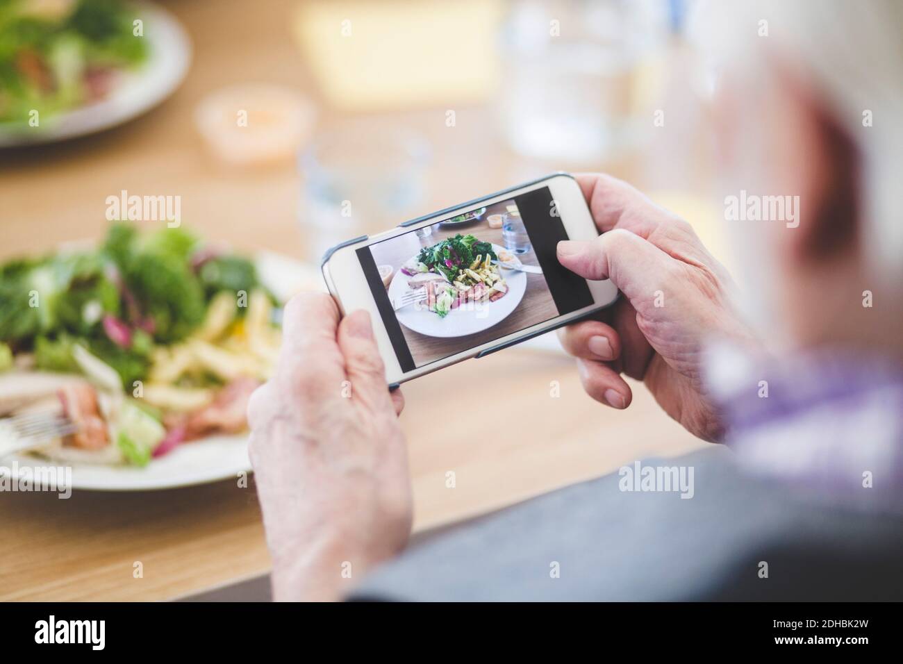 Mobile phone food plate hi-res stock photography and images - Alamy