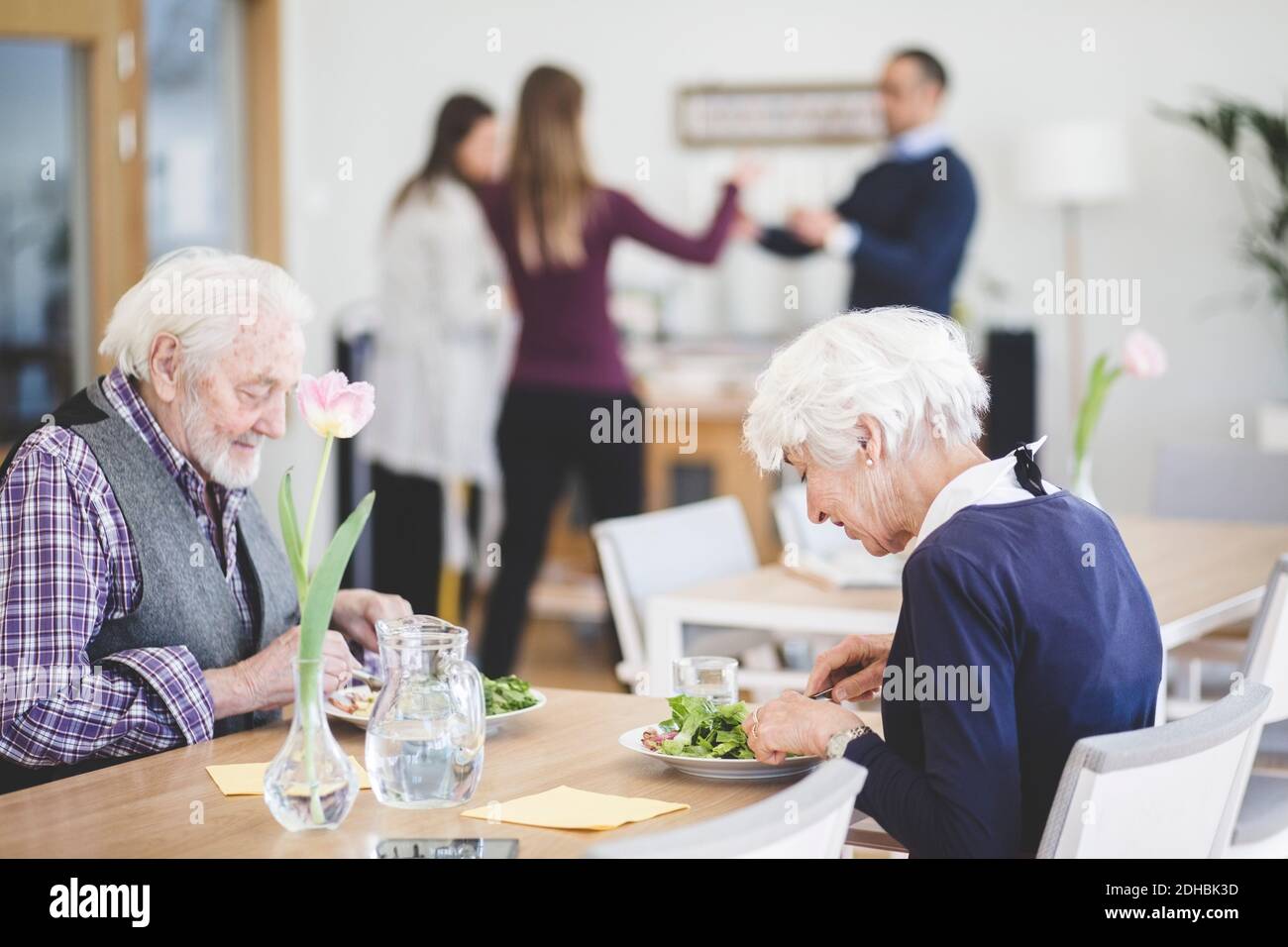Elderly people eating nursing home hi-res stock photography and images ...