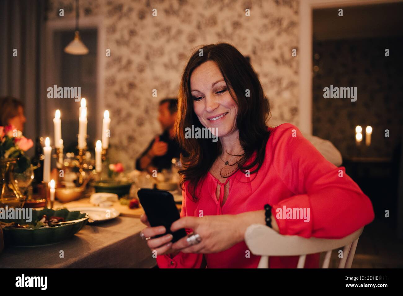 Mobile phone dinner party hi-res stock photography and images - Alamy