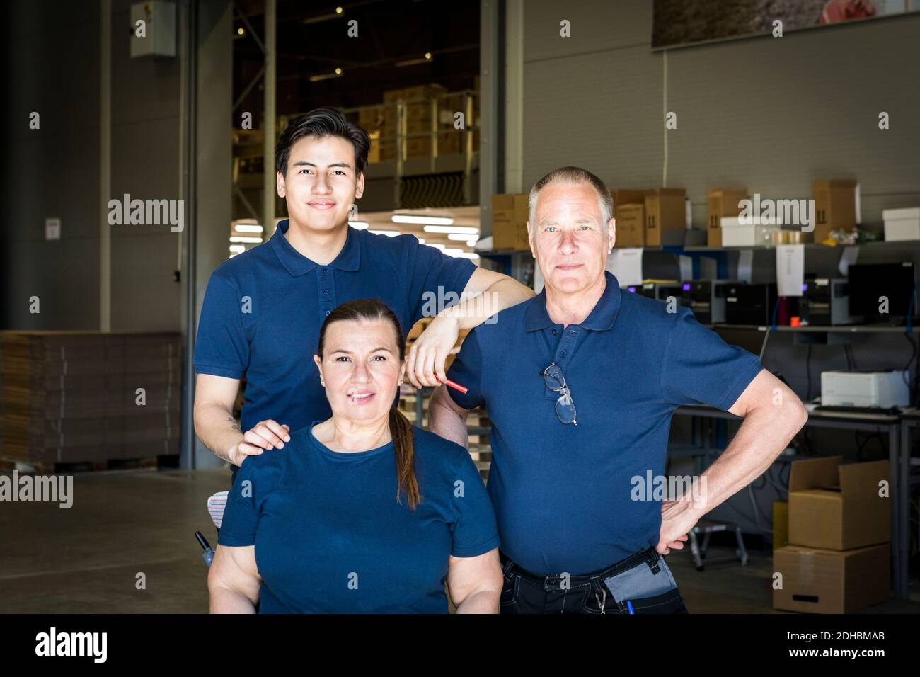 Workers men women warehouse hi-res stock photography and images - Alamy