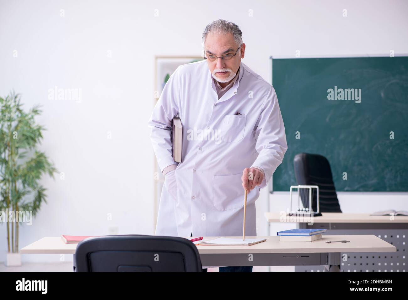 Old man reading book scientist hi-res stock photography and images - Alamy