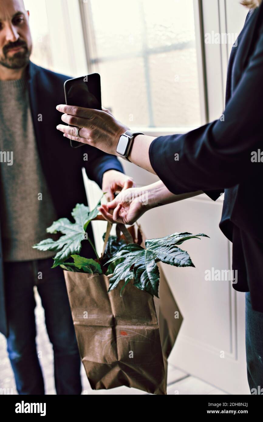 Delivering plants hi-res stock photography and images - Alamy