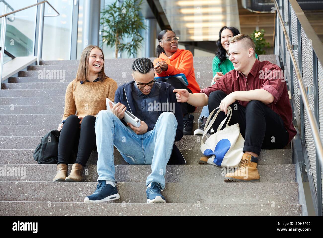 Group of people sitting on steps hi-res stock photography and images ...