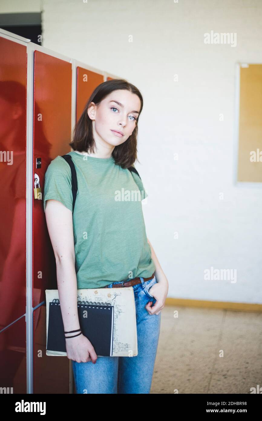 Lockers school girls hi-res stock photography and images - Alamy