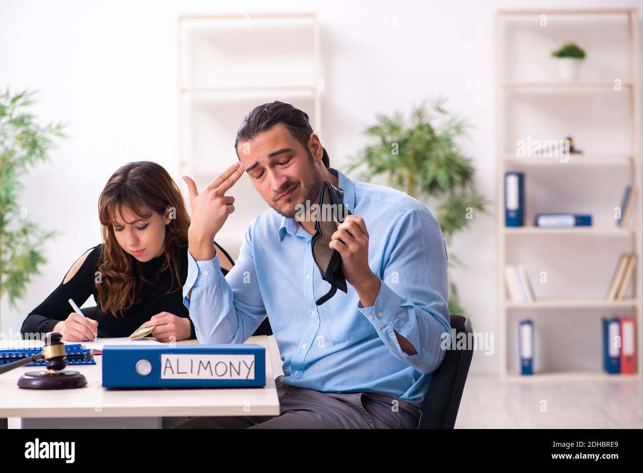 Couple divorcing in alimony hi-res stock photography and images - Alamy