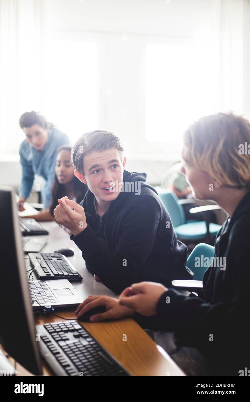 Using computers at school hi-res stock photography and images - Alamy