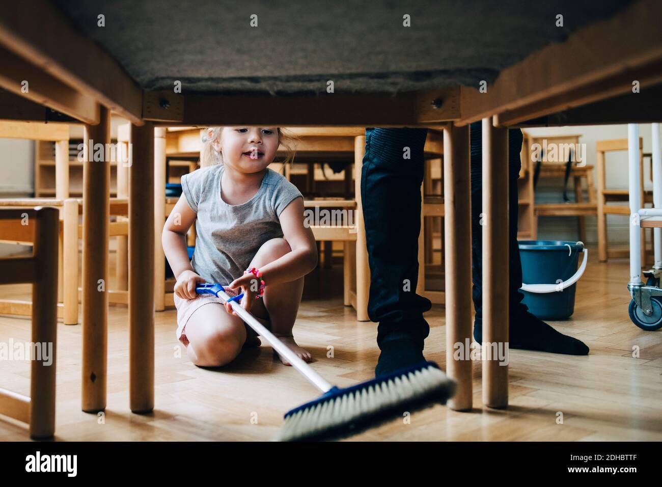 Children cleaning classroom hi-res stock photography and images - Alamy