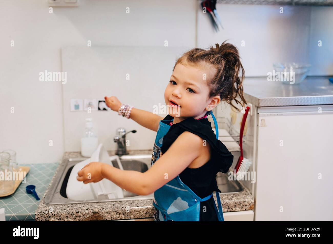 Child washing hair hi-res stock photography and images - Alamy
