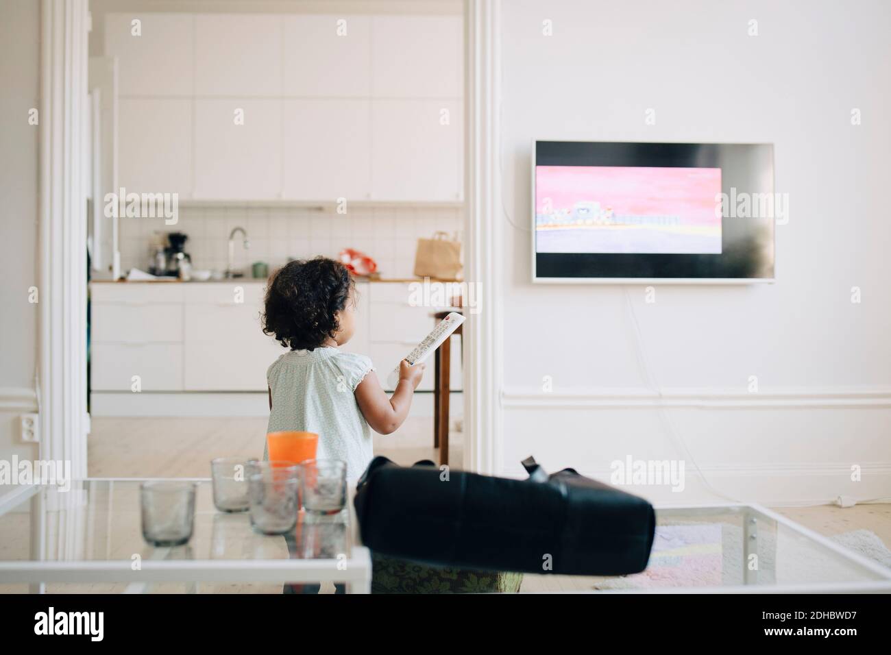 Rear view family watching tv hi-res stock photography and images - Alamy