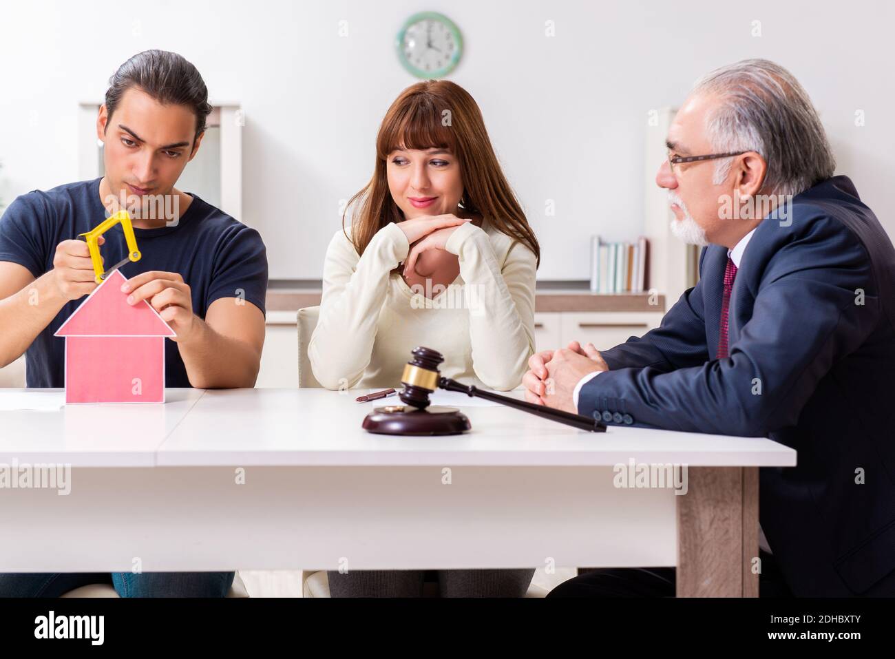 Lawyer talking to divorcing couple at home Stock Photo - Alamy