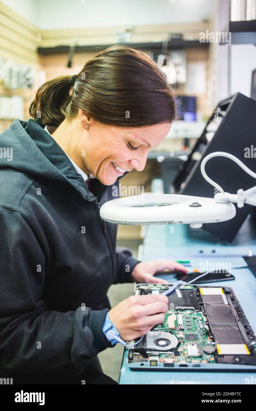 Technician working computer hi-res stock photography and images - Alamy