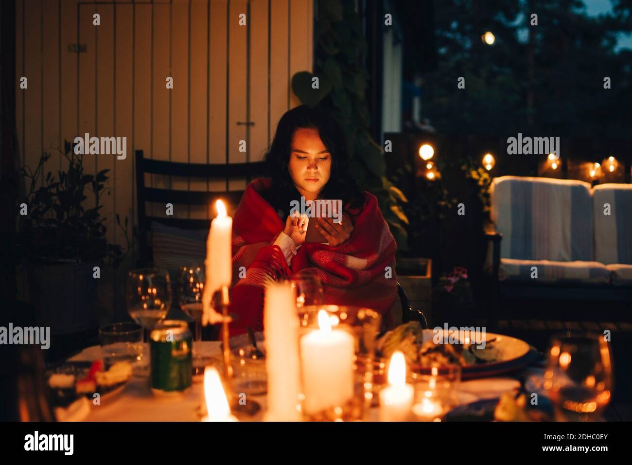 Group of people table mobile hi-res stock photography and images - Alamy