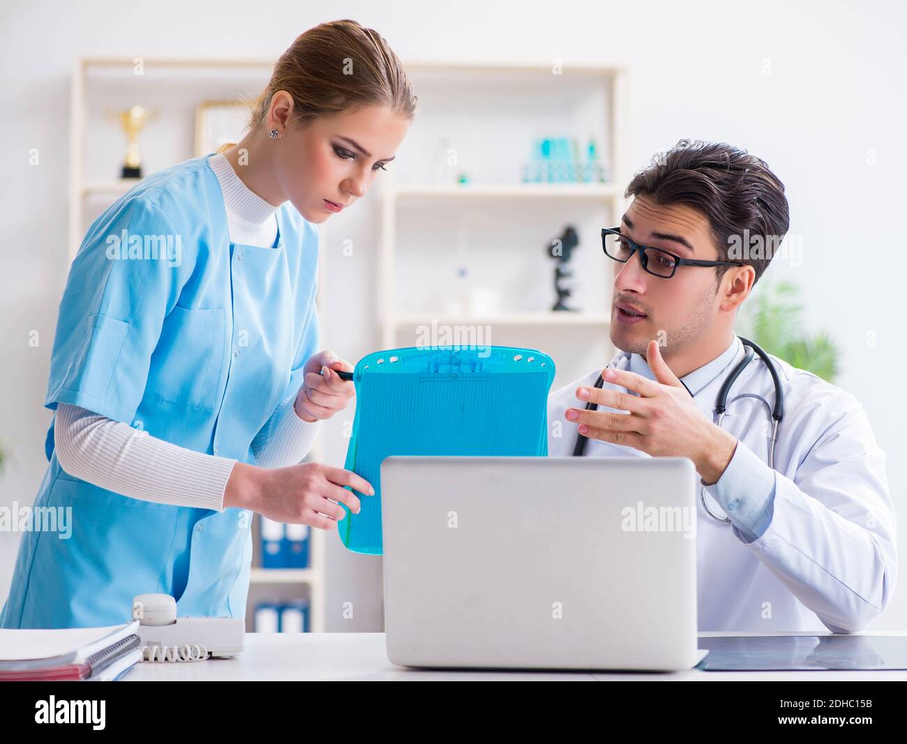 Male and female doctor having discussion in hospital Stock Photo - Alamy