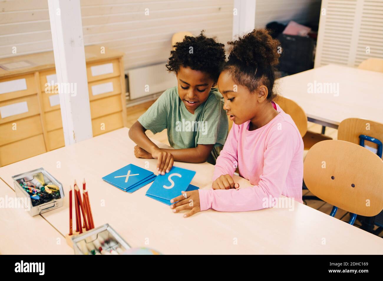 Two children with flash cards hi-res stock photography and images - Alamy