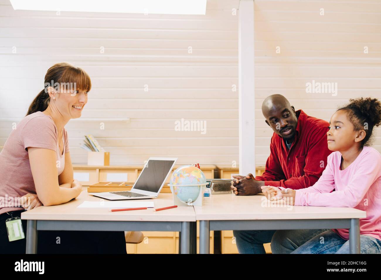 Parent teacher meeting at school hi-res stock photography and images ...
