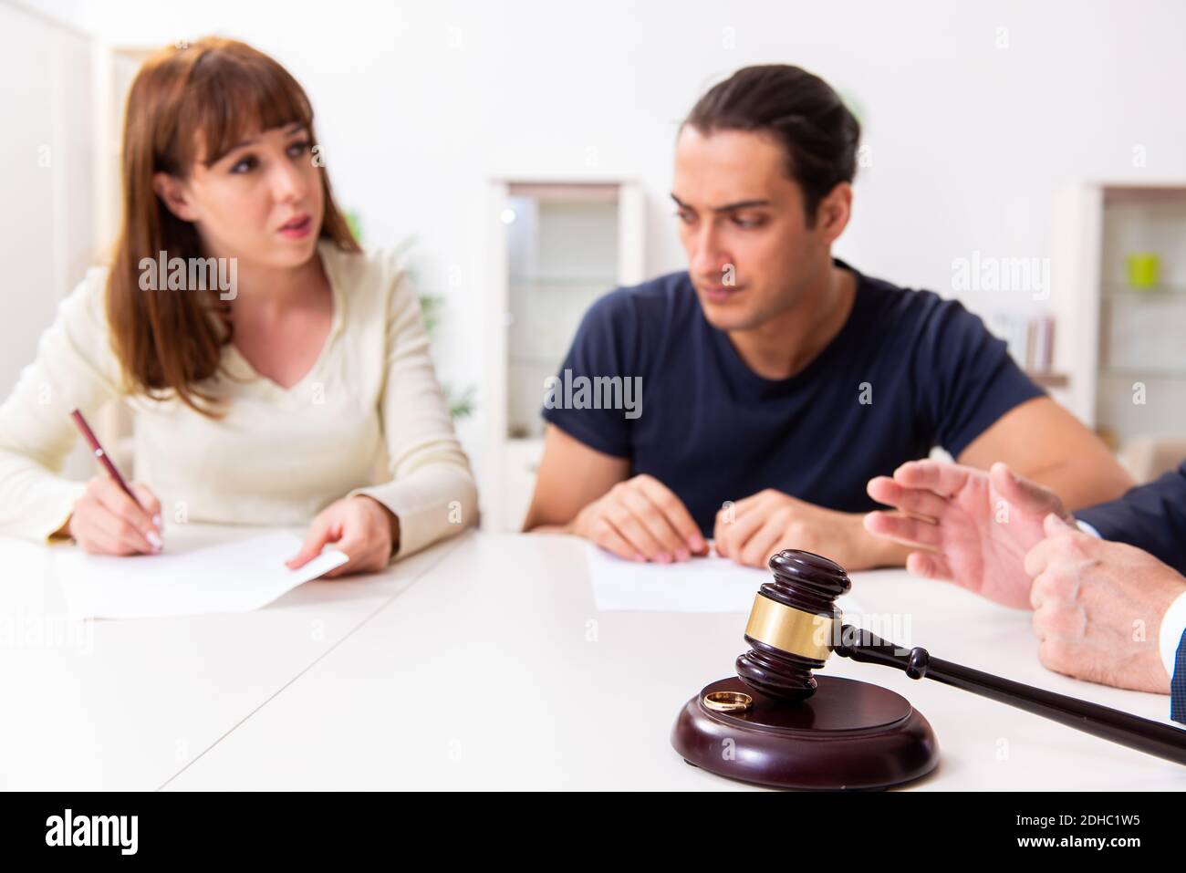 Lawyer talking to divorcing couple at home Stock Photo - Alamy