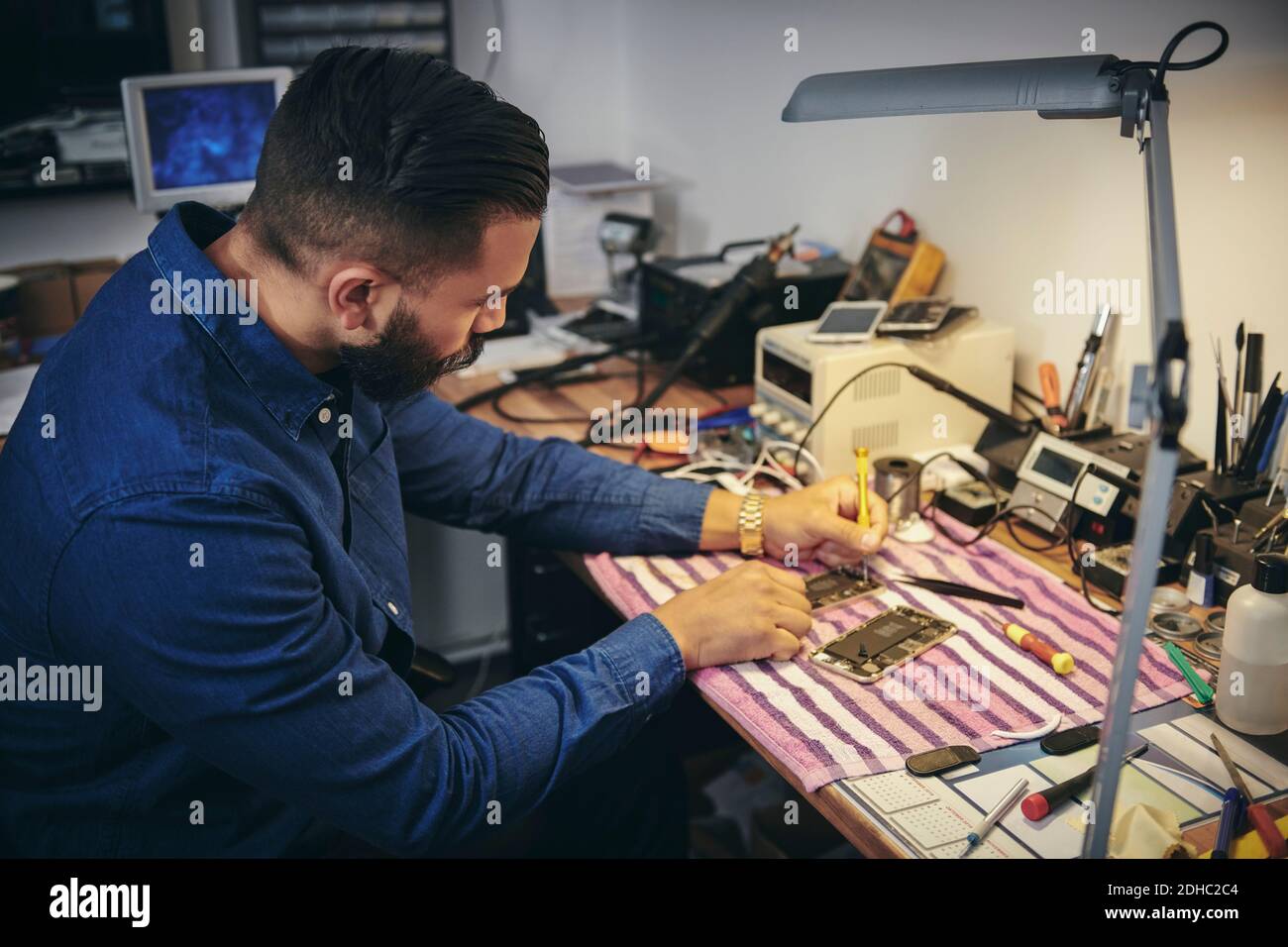 Lighting engineer hi-res stock photography and images - Alamy