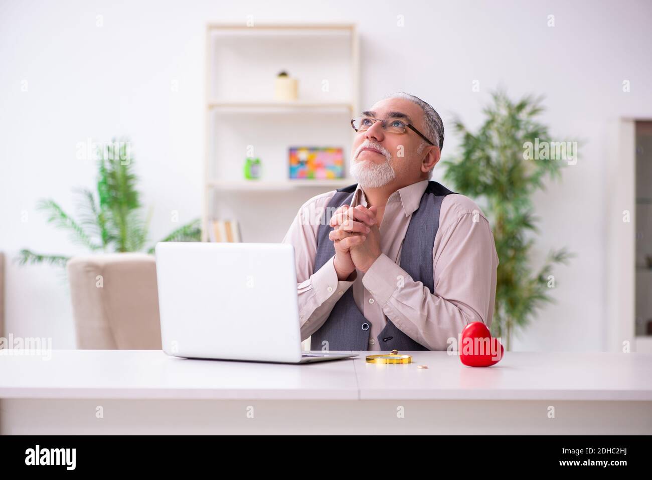Old man doing marriage proposal via internet Stock Photo - Alamy