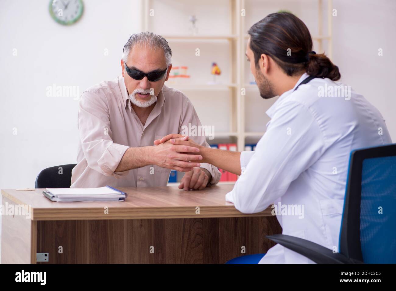 Doctor with blind patient hi-res stock photography and images - Alamy