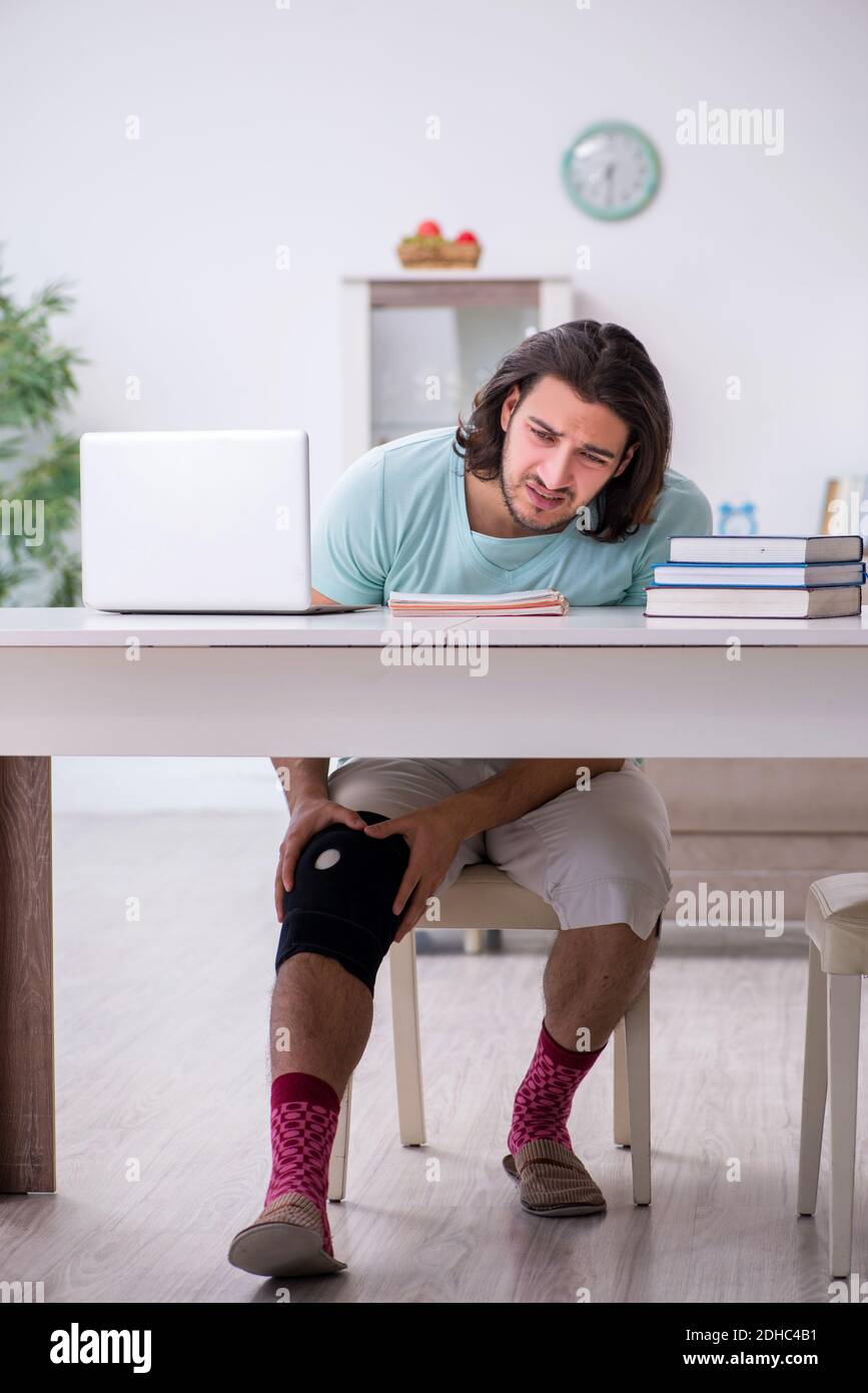 Disabled leg student hi-res stock photography and images - Alamy