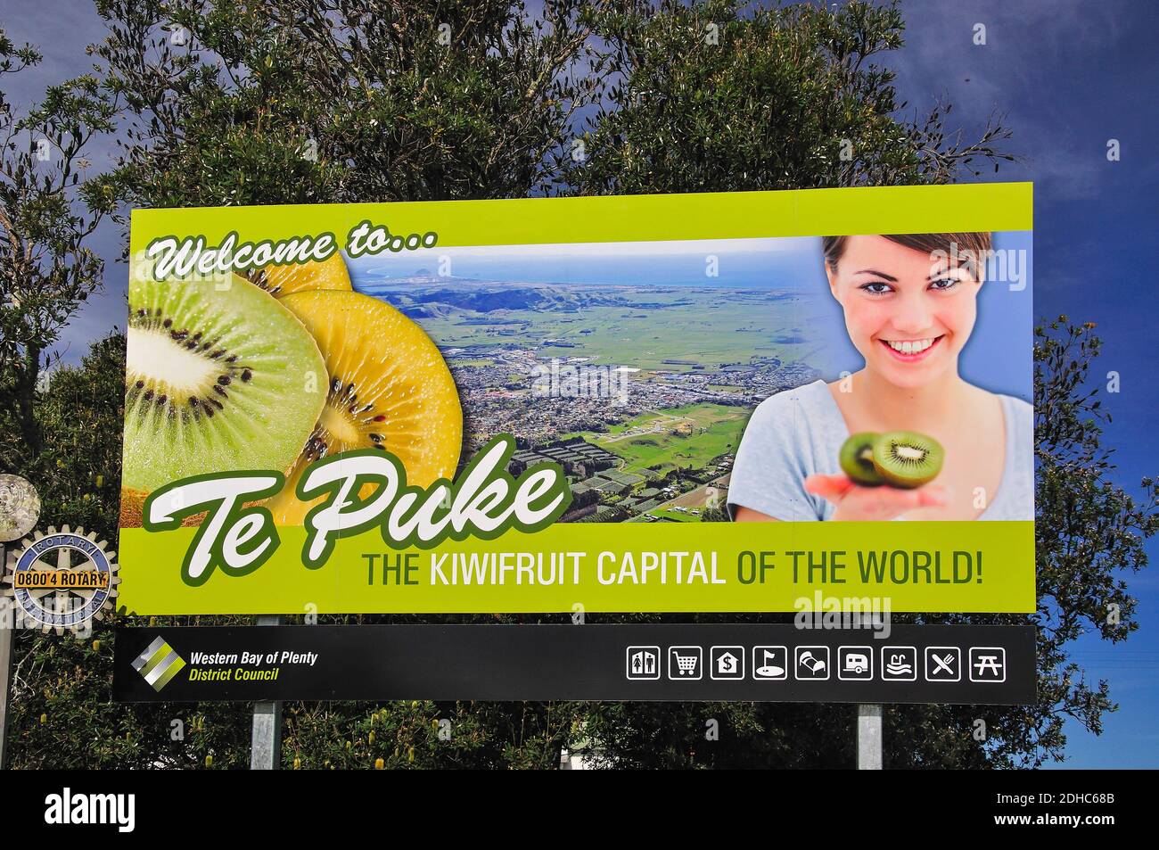 'Welcome to Te Puke, kiwifruit capital' sign, Te Puke, Bay of Plenty ...