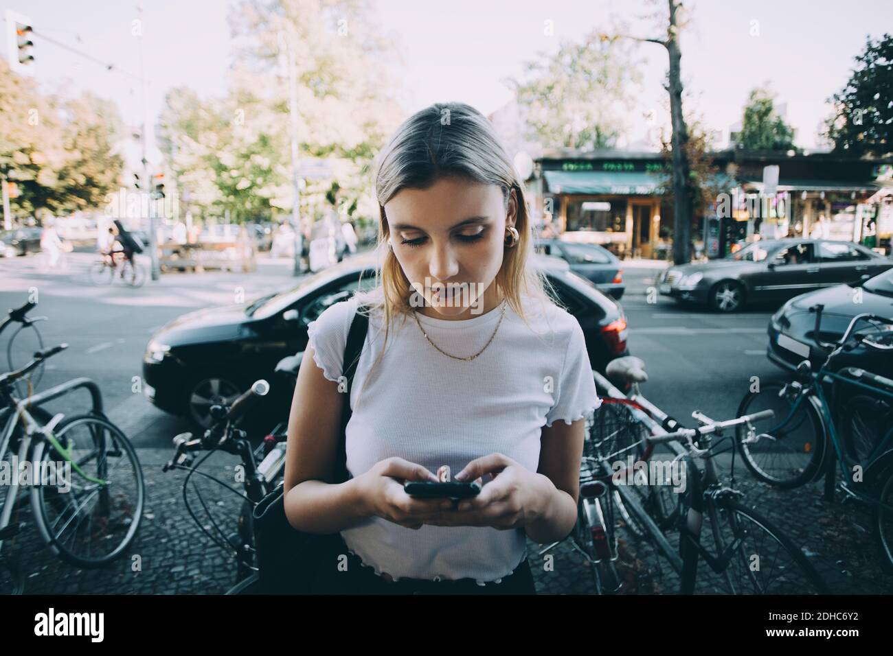Person using mobile device city hi-res stock photography and images - Alamy