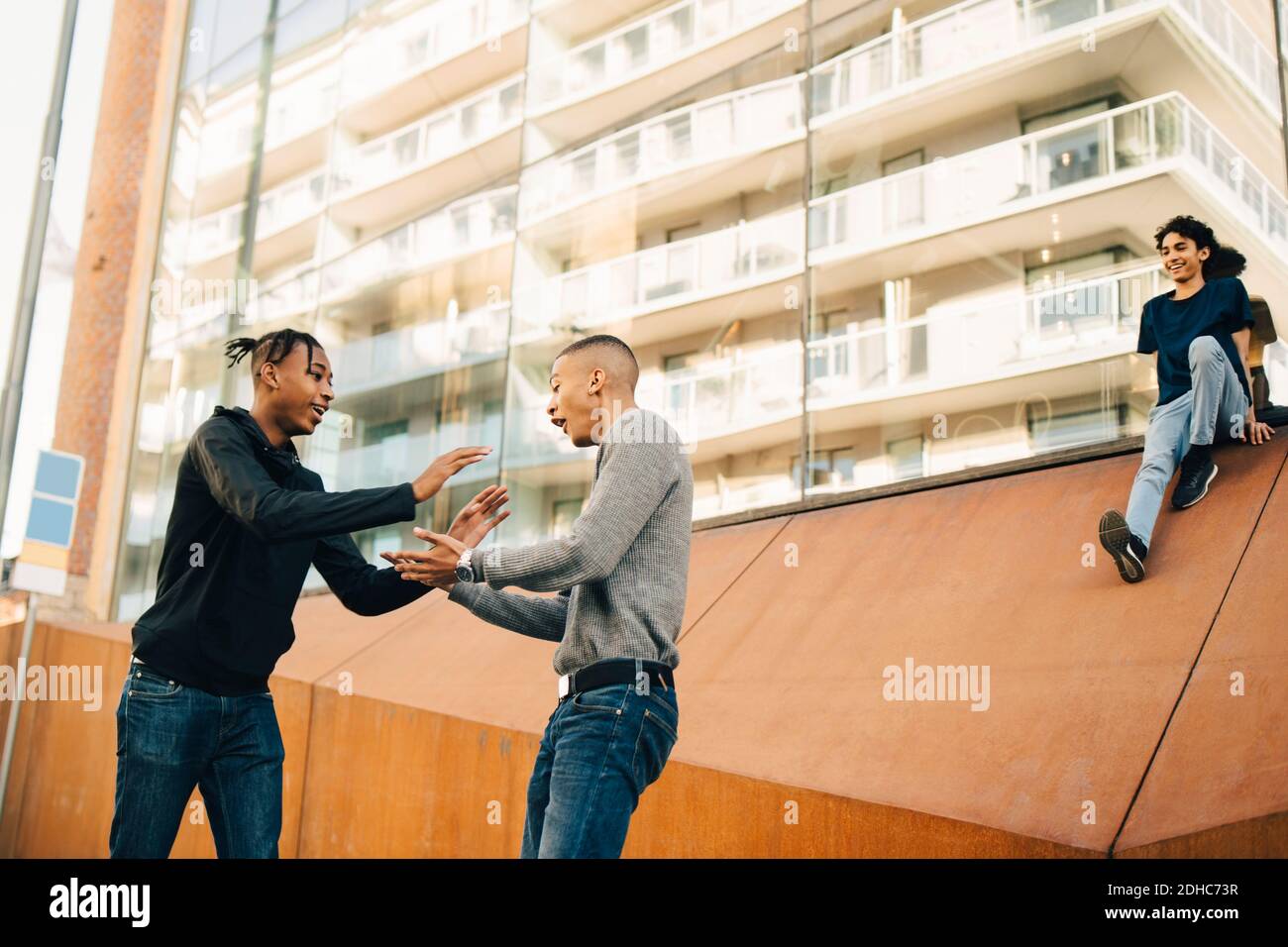 Teenage friends greeting hi-res stock photography and images - Alamy