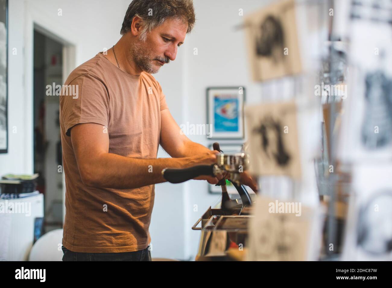 Salesman working at checkout counter in deli Stock Photo - Alamy