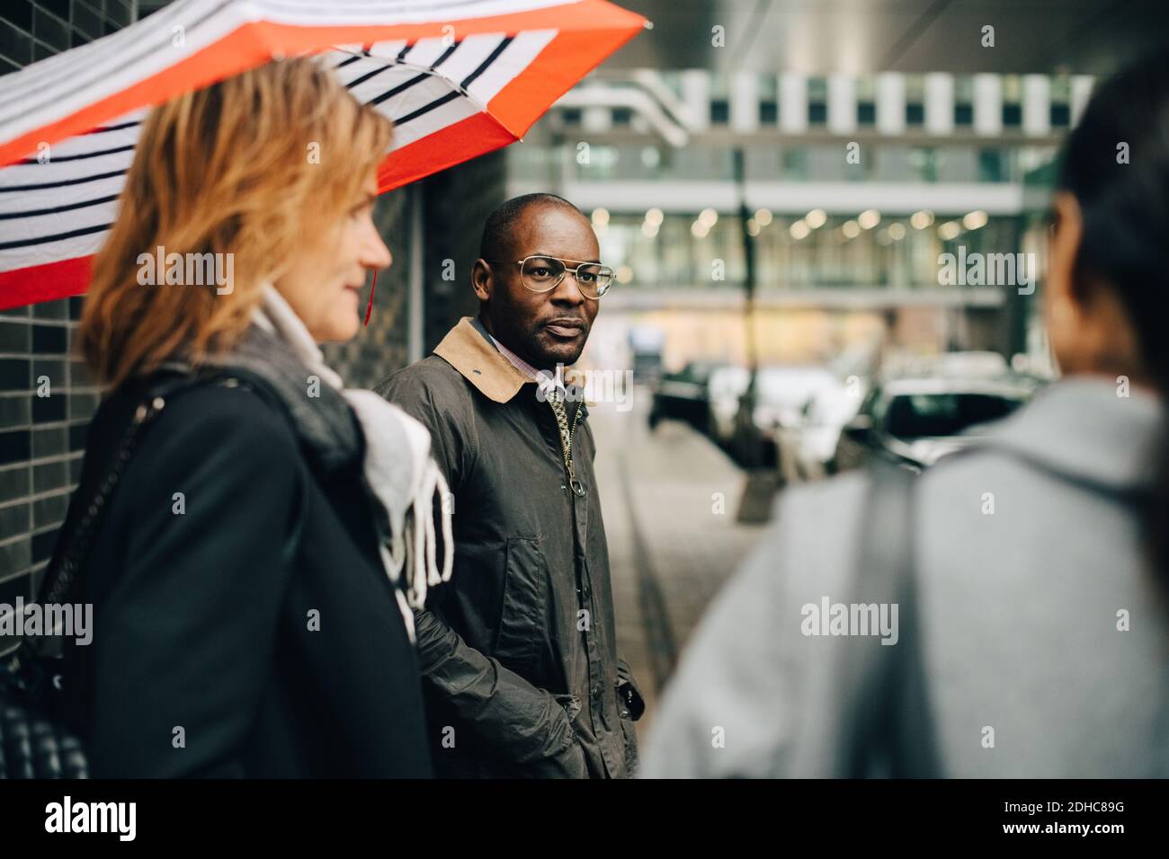 Group men on sidewalk hi-res stock photography and images - Alamy
