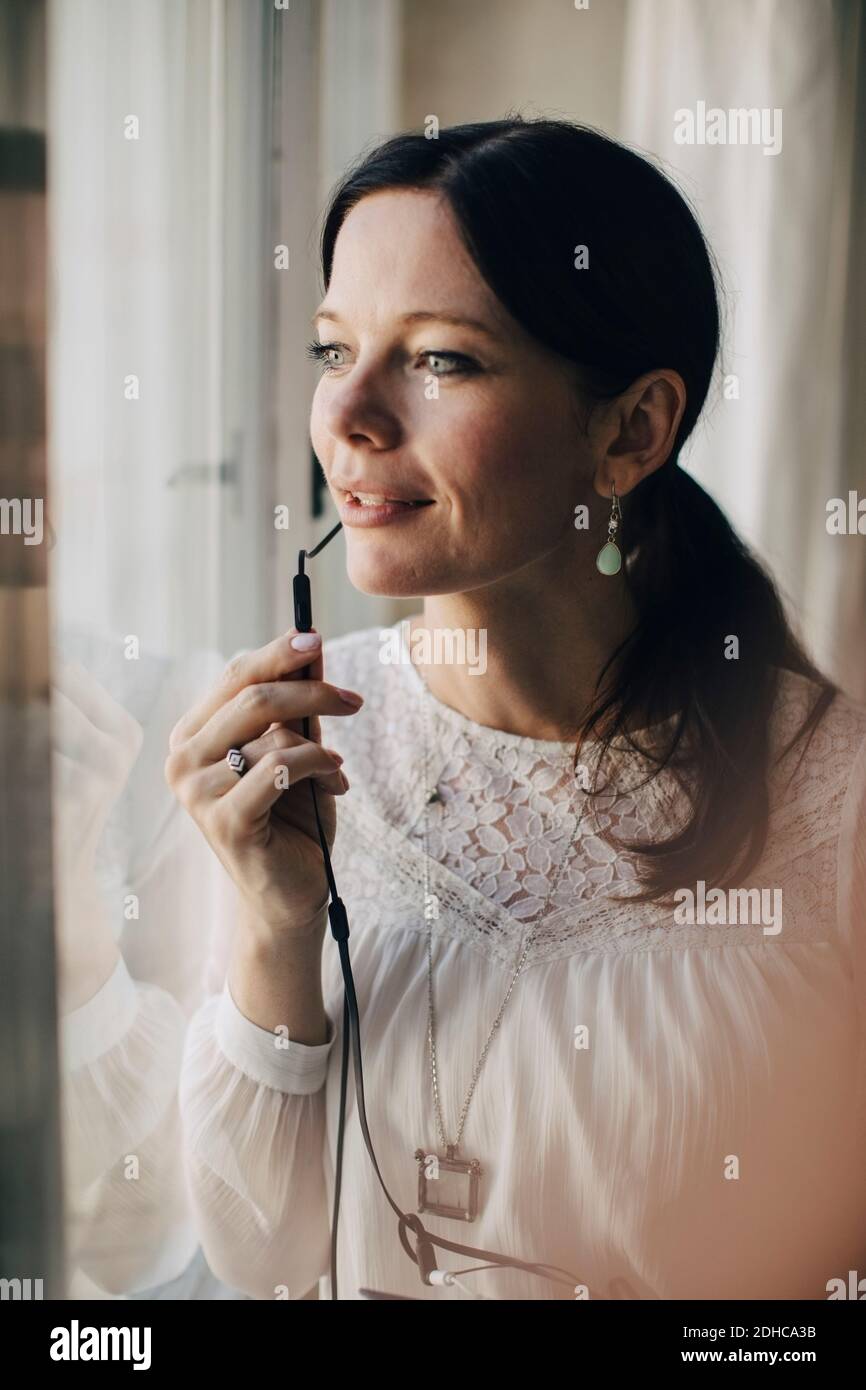 Looking views through window hi-res stock photography and images - Alamy