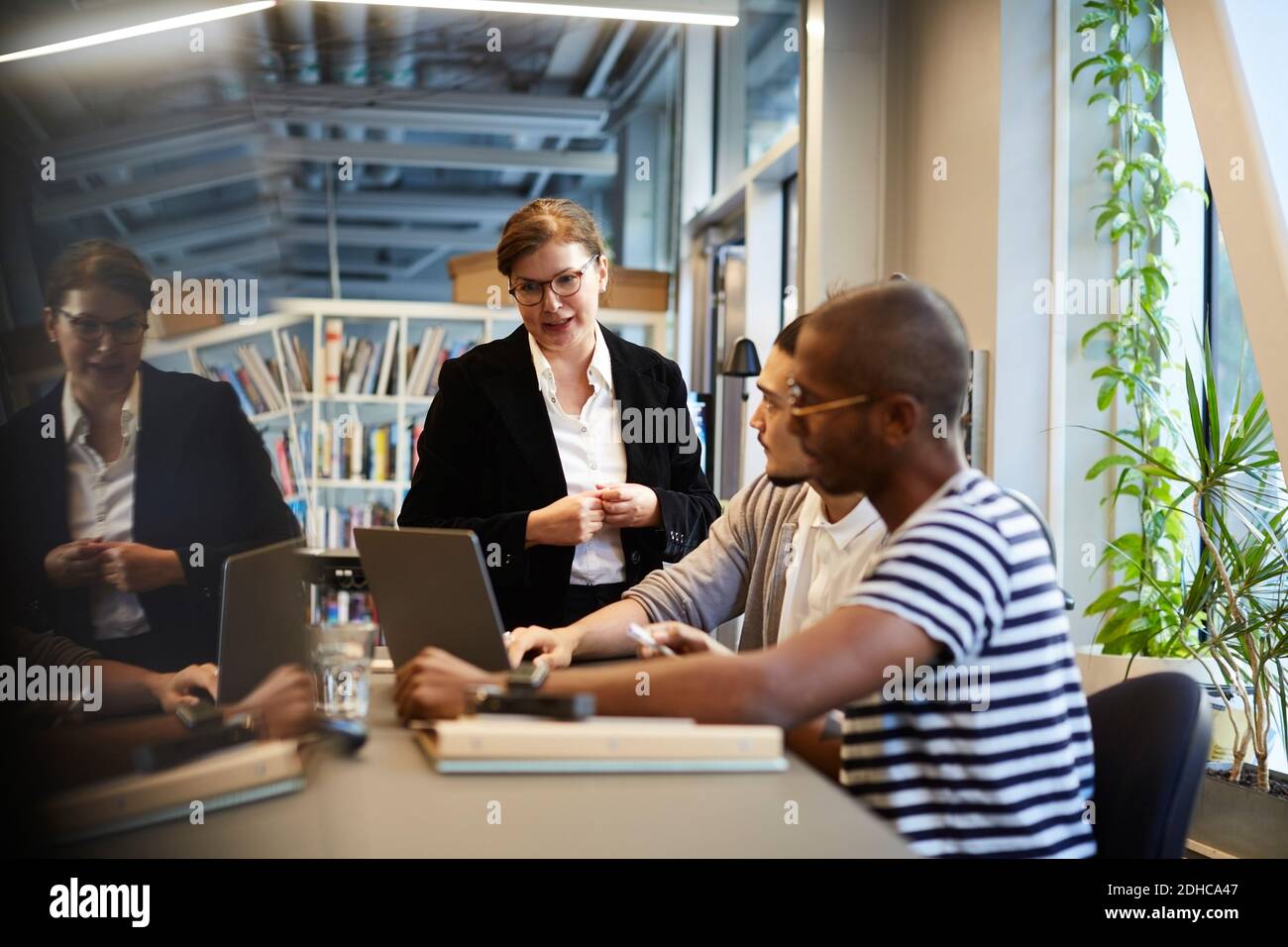 Presentation manager hi-res stock photography and images - Alamy