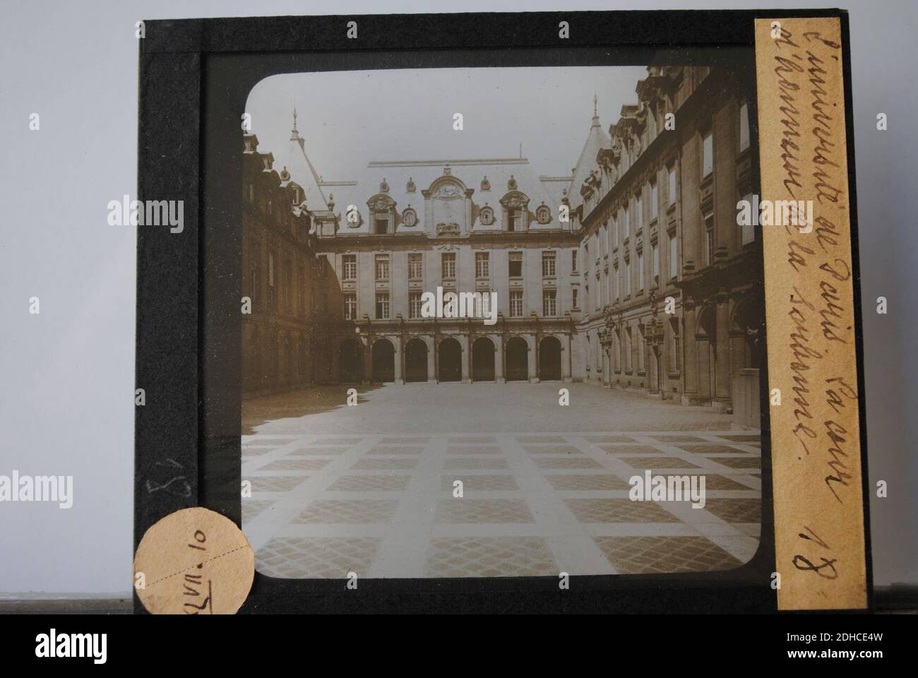 La cour d‥99honneur de la Sorbonne - Plaque photographique Stock Photo ...