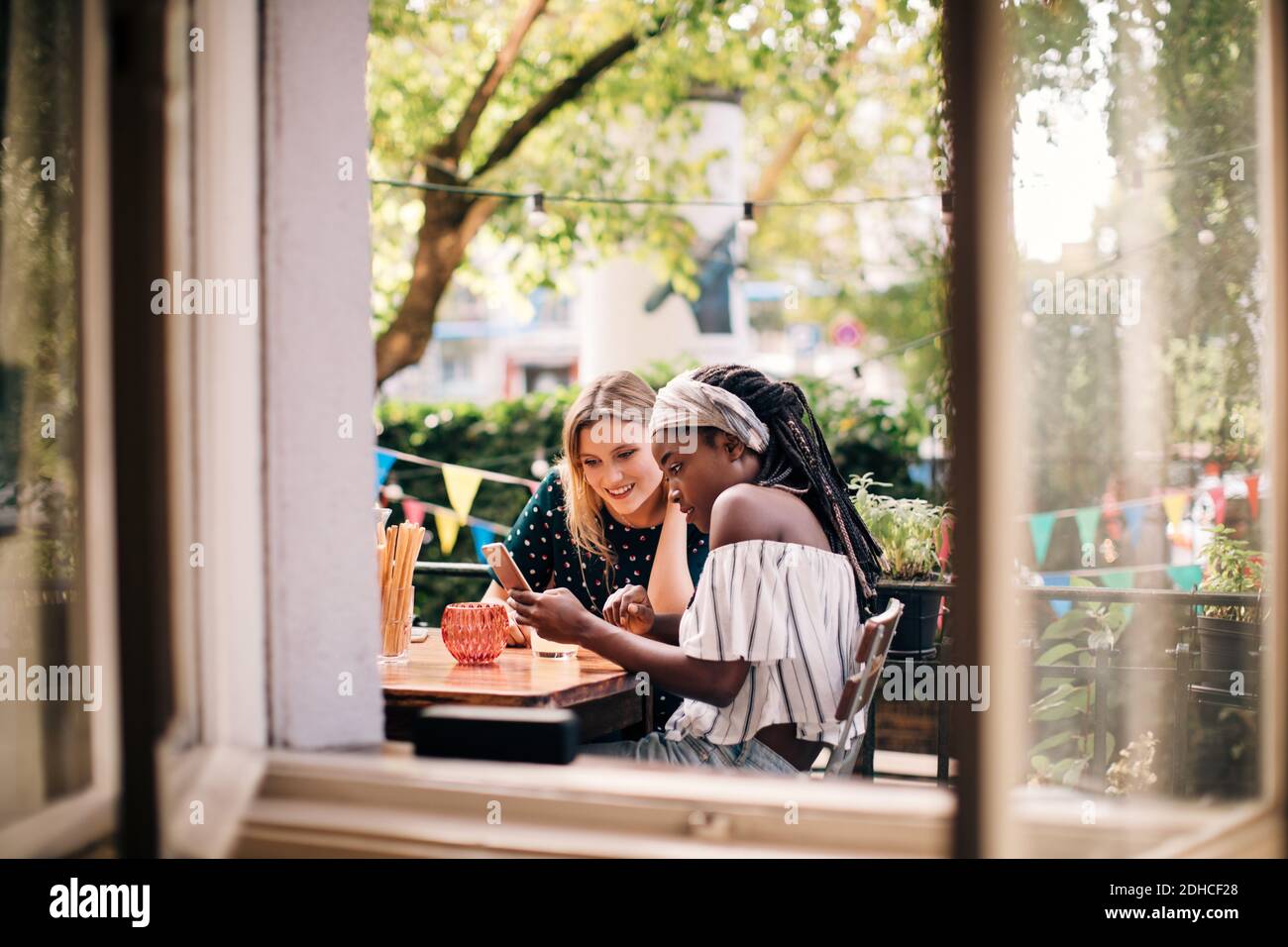 Two women looking at garden window hi-res stock photography and images ...