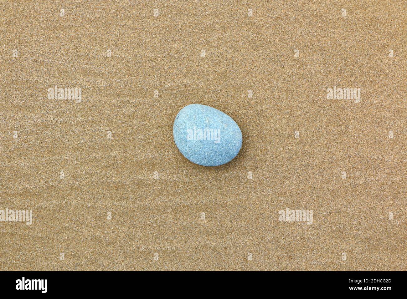 Single round stone on the beach Stock Photo - Alamy