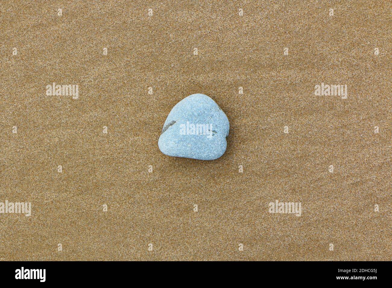Single round stone on the beach Stock Photo - Alamy