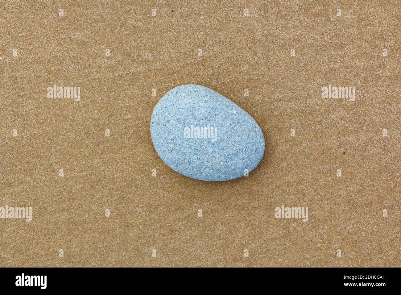 Single round stone on the beach Stock Photo - Alamy