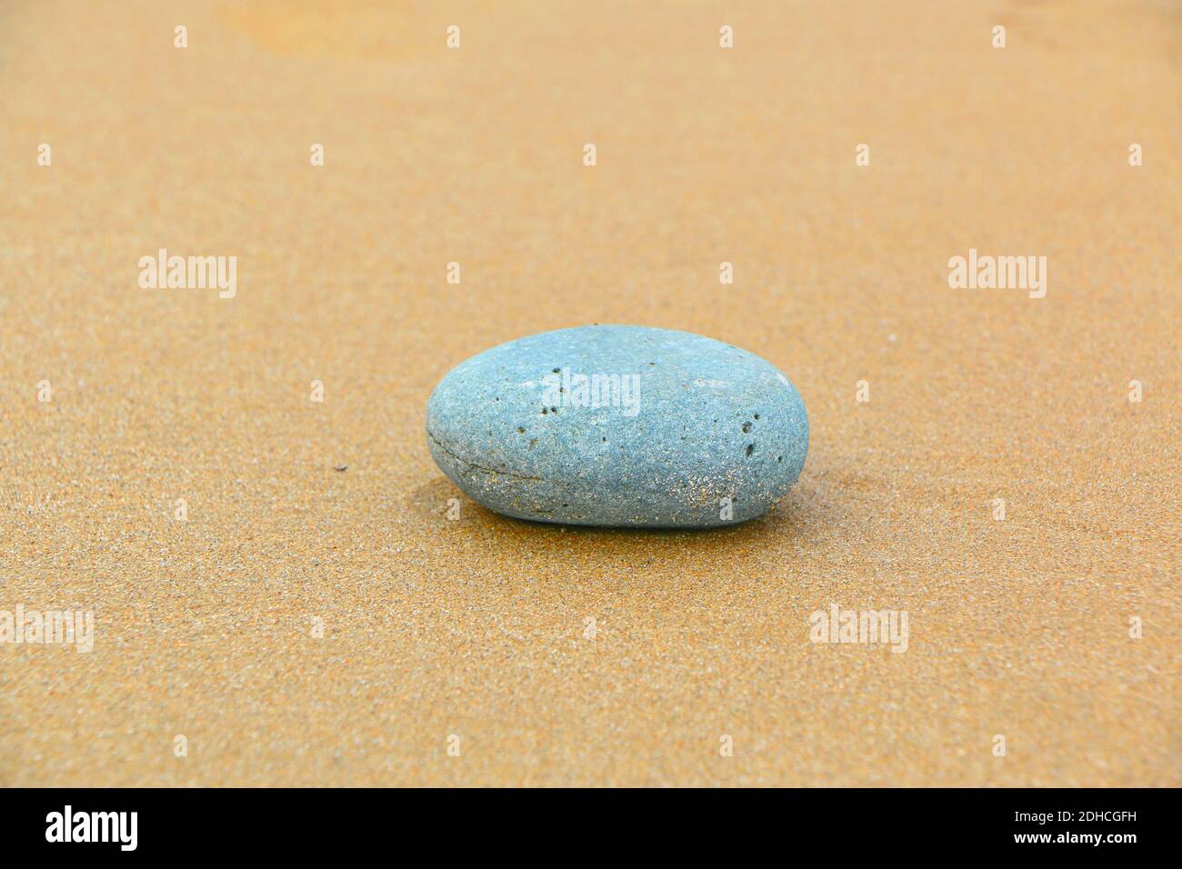 Single round stone on the beach Stock Photo - Alamy