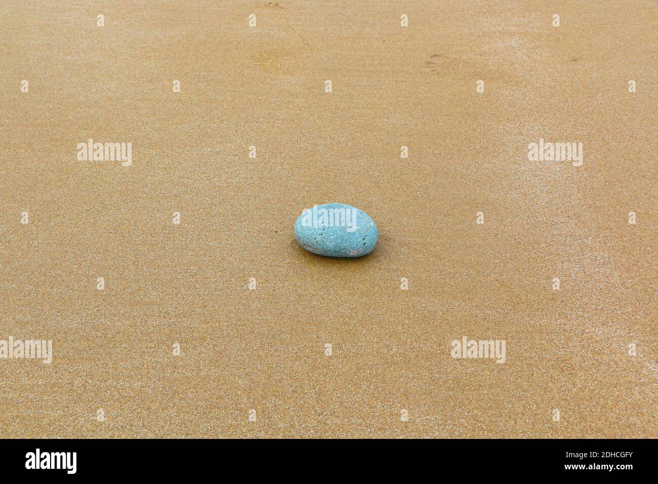 Single round stone on the beach Stock Photo - Alamy