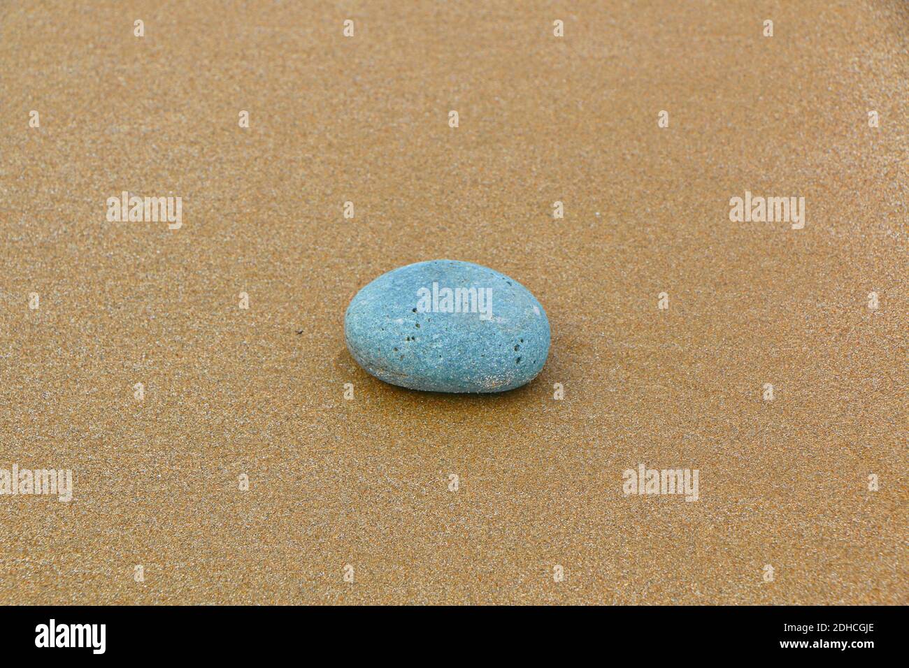 Single round stone on the beach Stock Photo - Alamy