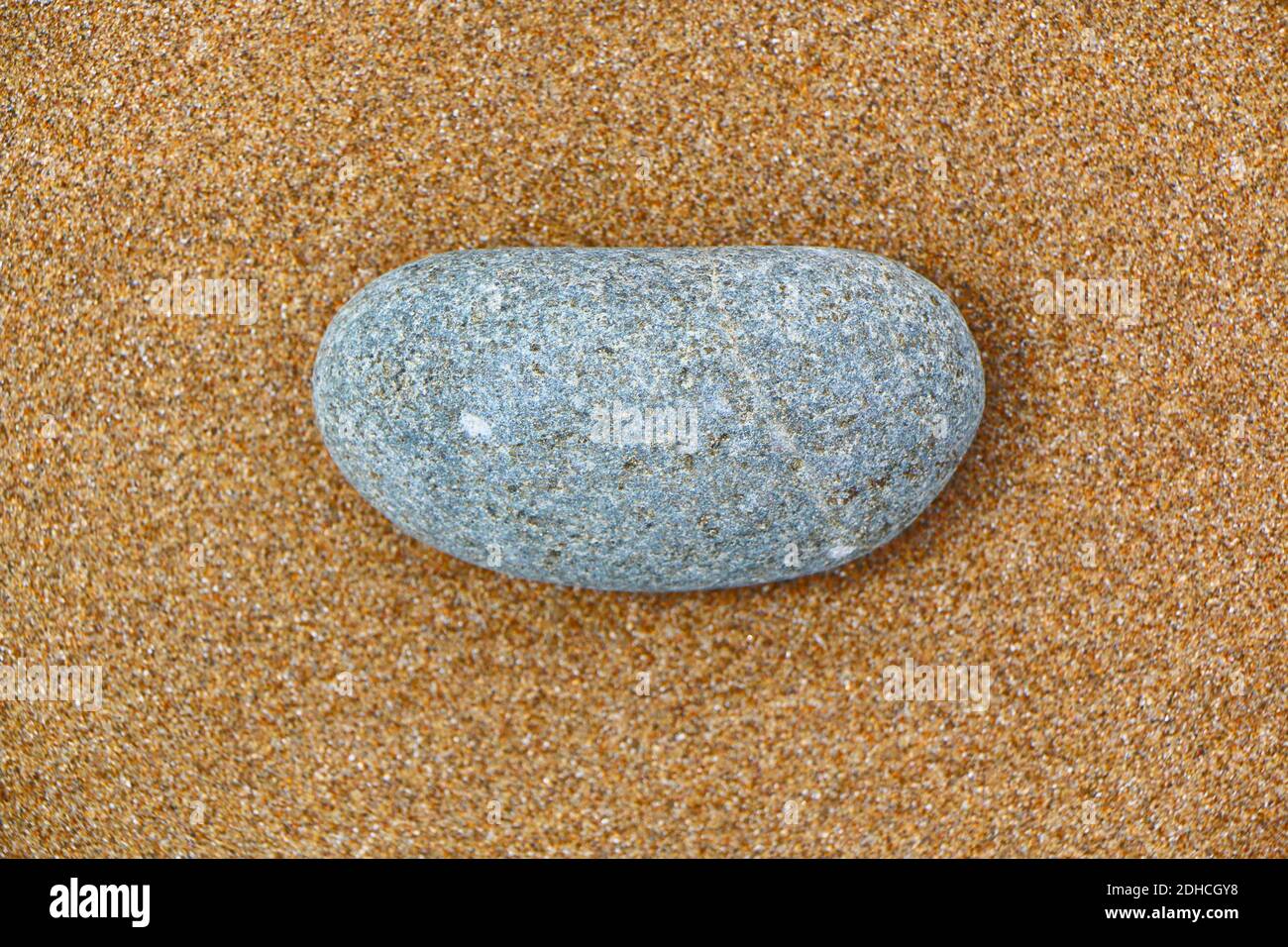 Single round stone on the beach Stock Photo - Alamy