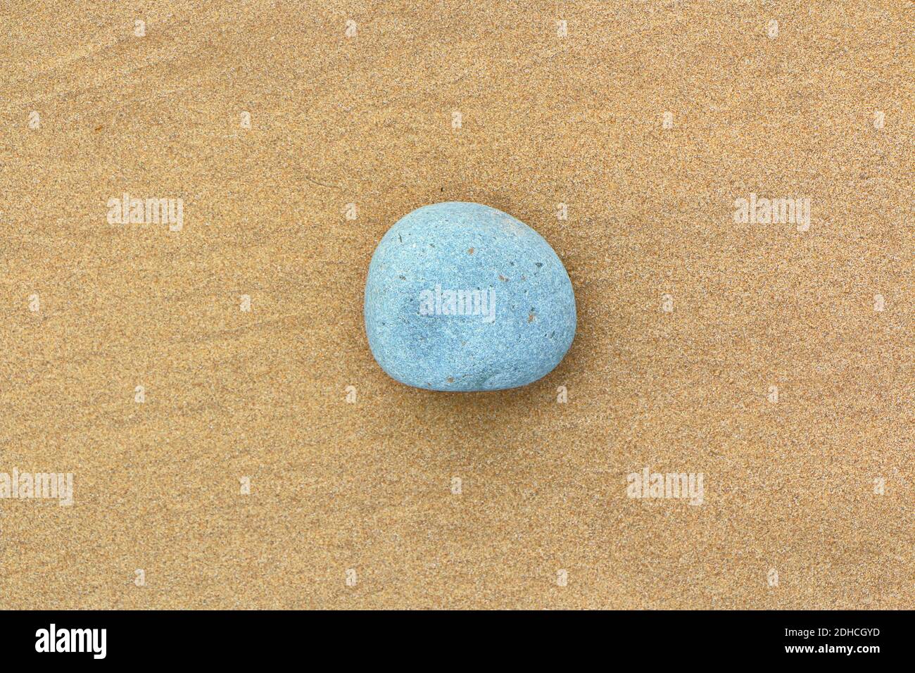 Single round stone on the beach Stock Photo - Alamy