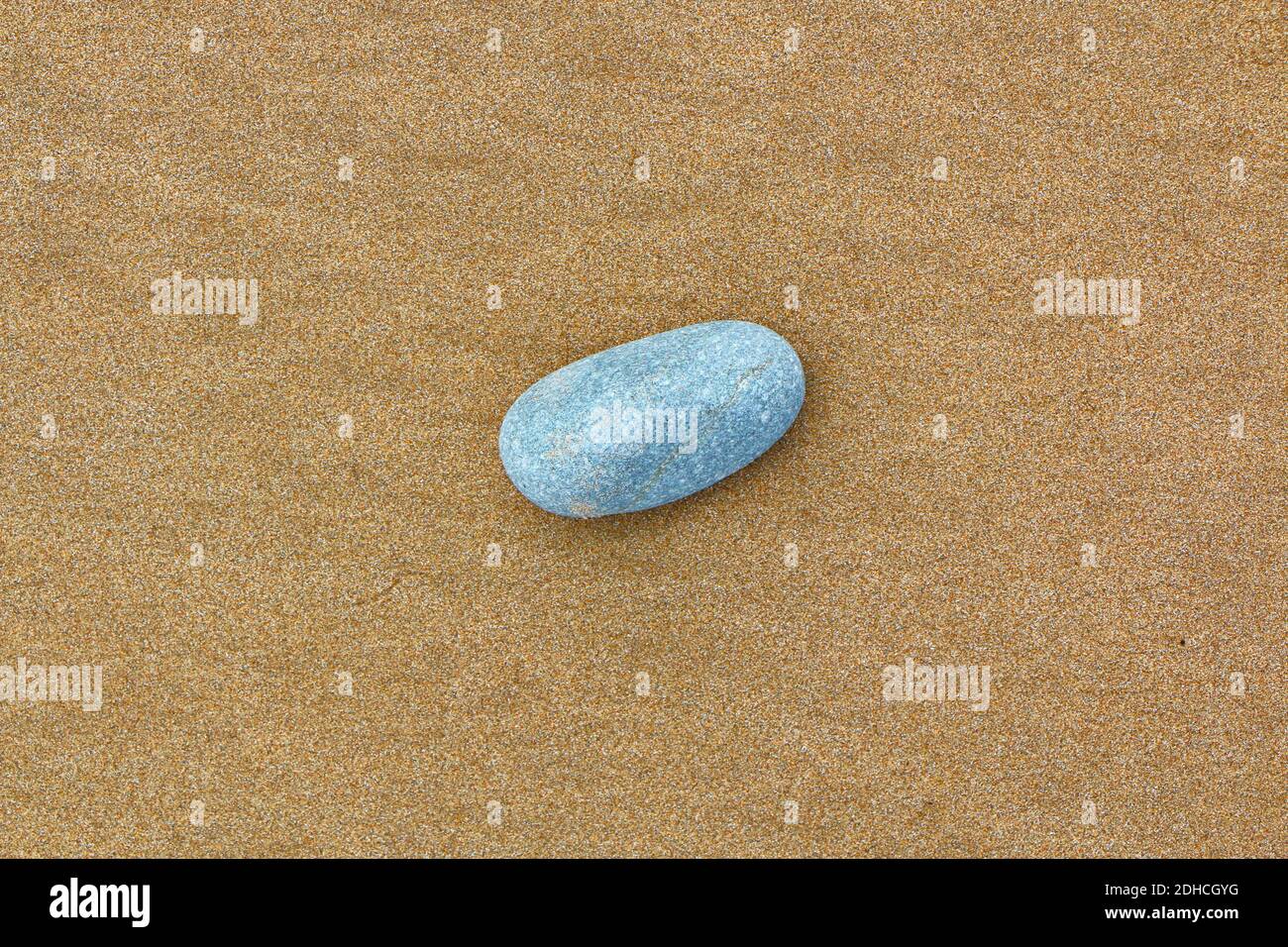 Single round stone on the beach Stock Photo - Alamy