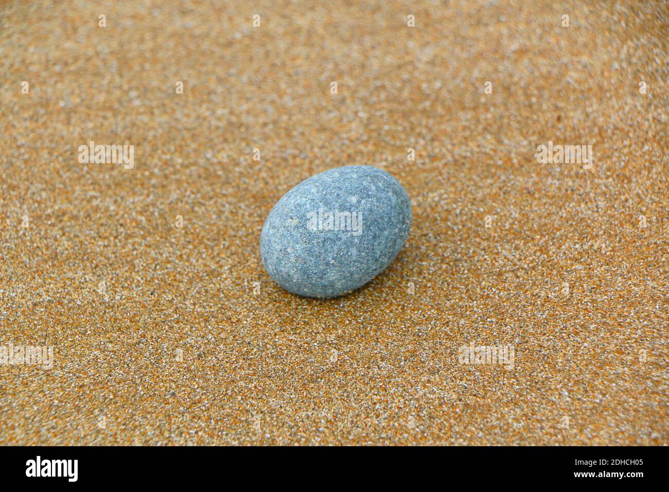 Single round stone on the beach Stock Photo - Alamy
